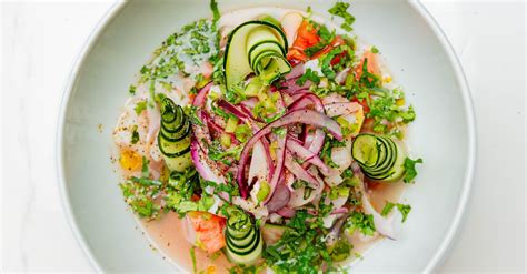 Flavorful 가벼운 식사 건강 의식이있는 건강 혜택 건강식품 고명 그린 샐러드 날 음식 다채로운 요리 도금 접시 디톡스 맛 미니멀리스트