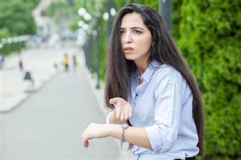 Reloj De Mano De Mujer Enojada En La Calle Foto Premium