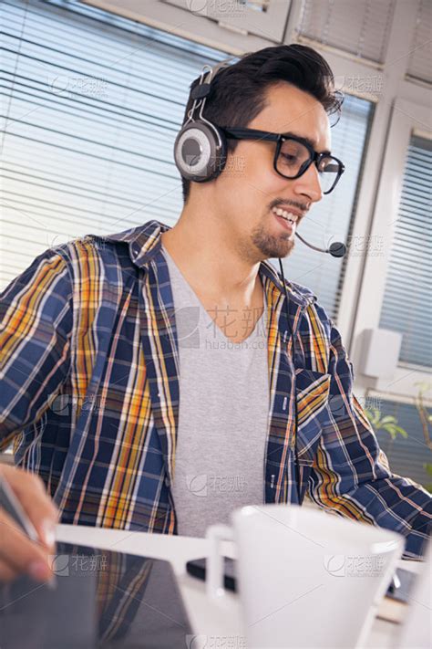 青年人 计算机软件 工程师 真实的人 商务 专门技术 计算机 平板电脑 艺术家 仅男人