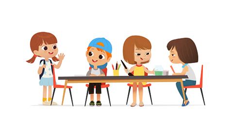 테이블에 앉아 반 친구들을 맞이하는 새로운 학생 남자와 여자는 수채화와 연필로 그림을 그립니다 아트 클래스에서 그리기 활동 소년과 소녀는 페인트와 연필로 그림을 그립니다