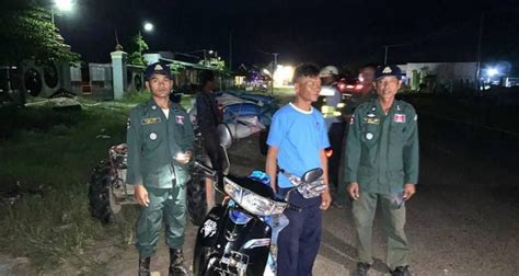 នគរបាលខេត្តកំពង់ឆ្នាំង ចុះត្រួតពិនិត្យអាវុធគ្រឿងផ្ទុះពេលយប់ តាមគោលដៅសំខាន់ៗក្នុងភូមិសាស្រ្ត របស់