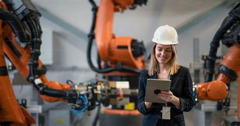 현대 산업 공장의 여성 수석 엔지니어가 태블릿을 사용하고 감사를 하고 있습니다 사진 Unsplash의 사업 이미지