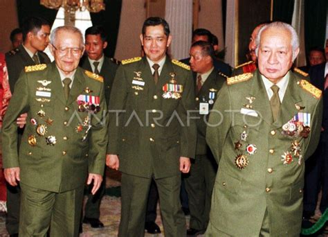 PRESIDENT SOEHARTO AND AH NASUTION DAY ABRI KE-52 | ANTARA Foto