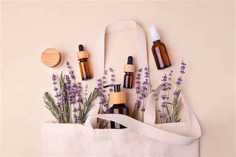 다른 용기와 환경 친화적 인 면화 재사용 가능한 가방을 엽니 다 파스텔 색상 천연 라벤더 주변 유기농 제로 폐기물 화장품의 개념 액세서리가있는 여성 가방 갈색에 대한 스톡