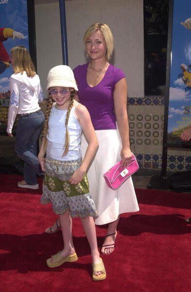 Allison Mack And Sister Robyn Mack At The Premiere Of Columbia Pictures