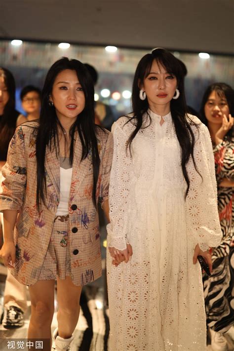 “浪姐”成团夜将至 柳岩何洁等人结束彩排现身 搜狐大视野 搜狐新闻