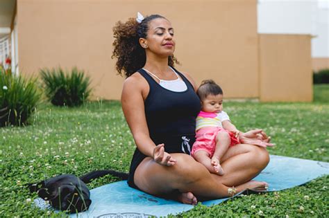 그녀의 아기 딸과 애완용 고양이와 함께 명상과 요가를 하는 브라질 여자 2 5 개월에 대한 스톡 사진 및 기타 이미지 2 5 개월 2명 35 39세 Istock