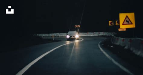 도로를 운전하는 자동차 사진 Unsplash의 무료 길 이미지