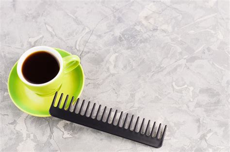 오래 된 회색 콘크리트 깨진 세라믹 접시 라운드 녹색에 검은 맛 있는 커피의 전체 컵 근처 단일 새로운 플라스틱 빗 가득 찬에 대한 스톡 사진 및 기타 이미지 Istock