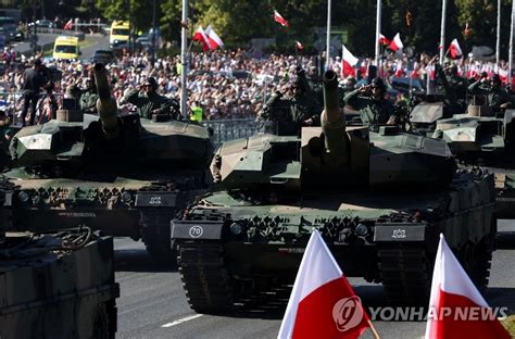 폴란드 국군의 날 대규모 군사 퍼레이드 연합뉴스