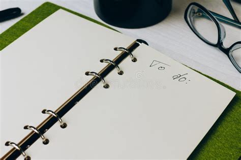 Caderno Aberto No Close Up Da Tabela Imagem De Stock Imagem De Notepad Livro