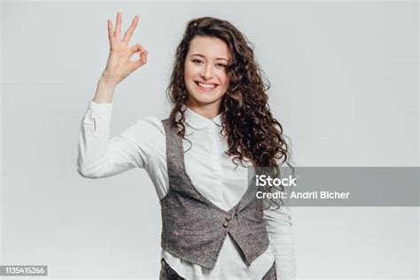 긍정적 인 태도를 표현 하는 자신의 손으로 흰 셔츠를 가진 젊은 남자 갈색 머리에 대한 스톡 사진 및 기타 이미지 갈색 머리 검은색 경영자 Istock