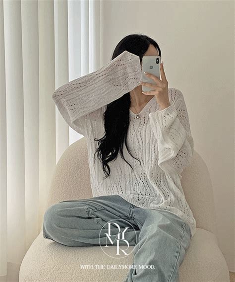 [말라핏 고퀄국내제작 ] 여리 아일렛 리본 피셔 시스루 브이넥 긴팔 루즈핏 니트 여름니트 에이블리