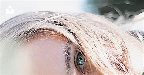 여자 얼굴은 흰 꽃으로 덮여있다 사진 Unsplash의 무료 사람의 이미지