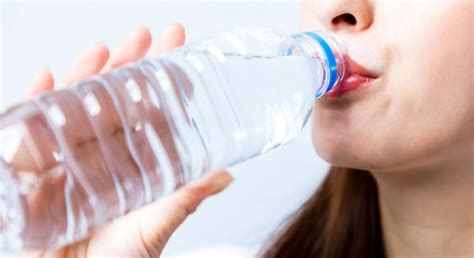 Estos Son Los Riesgos Para La Salud De Beber Agua Embotellada En
