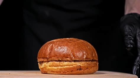 크래프트 버거는 검은 색 배경에서 요리하고 있습니다 소스 양상추 토마토 붉은 양파 피클 치즈 베이컨 에어 롤빵 및 대리석 고기 쇠고기로 구성됩니다 감자 요리에 대한 스톡