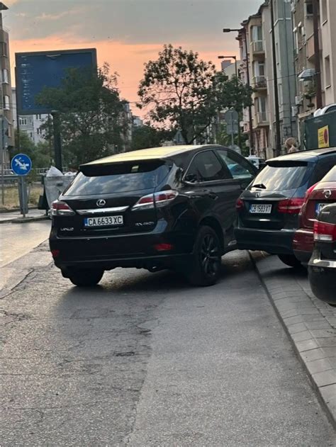 МРЕЖАТА ГЪРМИ Кирил Петков паркира като мутра запуши столичен булевард СНИМКА