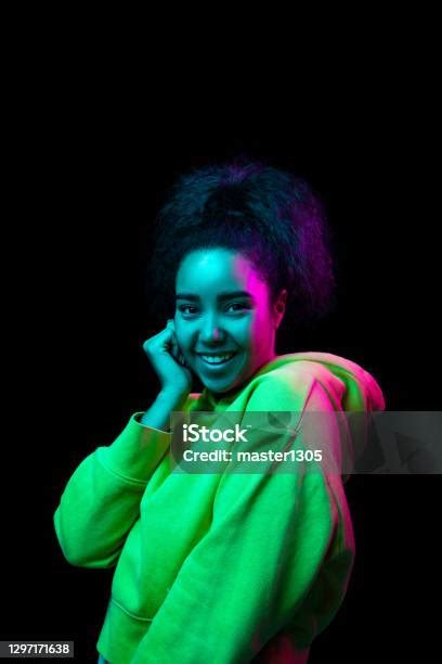 여러 가지 빛네온 빛에 어두운 스튜디오 배경에 고립 된 아프리카 계 미국인 여성의 초상화 20 24세에 대한 스톡 사진 및 기타 이미지 20 24세 가수 감정