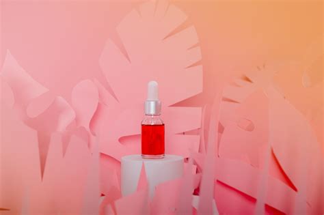 흰색 연단에 파이펫이 서 있는 드롭퍼 유리 병 투명 히알루론 천연 미용 미네랄 제품 및 에코 세럼 스킨 케어 컨셉 건강관리와 의술에 대한 스톡 사진 및 기타 이미지 Istock