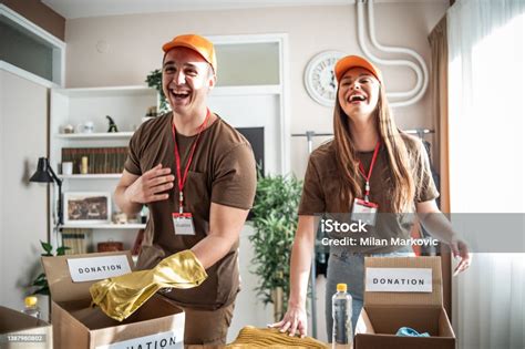 두 명의 자원봉사자가 기부 상자를 확인하고 포장합니다 16 17 살에 대한 스톡 사진 및 기타 이미지 16 17 살 20 24세 2명 Istock
