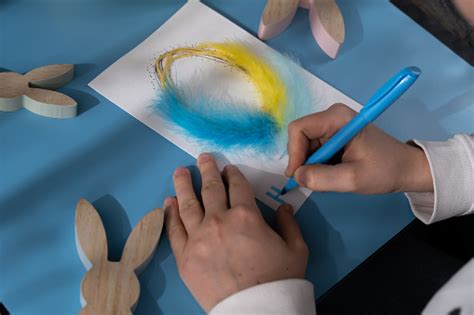 밧줄과 깃털로 만든 부활절 달걀 지속 가능한 준비 수제 인사말 카드를 만드는 Diy 과정 어린이를 위한 단계별 활동 포괄적이고 책임감 있는 스트레스 해소 휴가 취미 가정