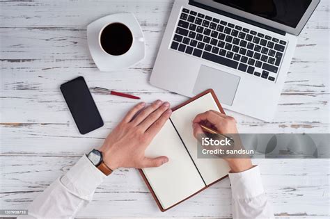 메모장 노트북 전화 펜 책상에 쓰는 손의 상단 보기 사무실 의 테이블에 개념에 대한 스톡 사진 및 기타 이미지 개념 노트북 누워있기 Istock