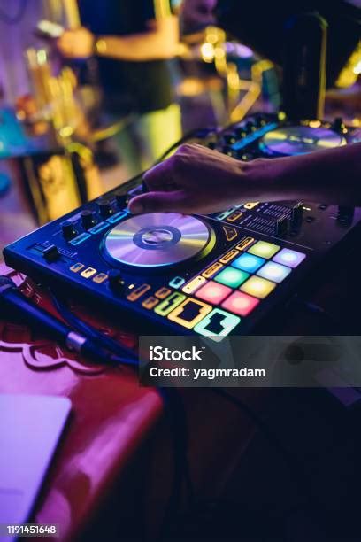 전문 Dj는 해변 나이트 클럽의 무대에서 턴테이블 콘솔에서 라이브 세트와 믹싱 음악을 연주합니다 클럽 파티에서 사운드 믹서