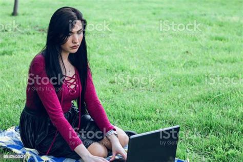 영 고 공원에서 잔디에 앉아서 노트북 컴퓨터를 사용 하 여 아름 다운 여자 20 29세에 대한 스톡 사진 및 기타 이미지 20 29세 공원 교육 Istock