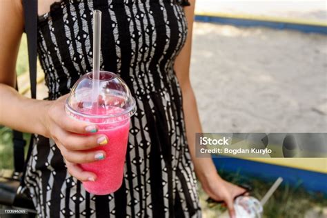 손에 화려한 분홍색 칵테일 여름 여행 개념 텍스트 공간을 들고 행복 한 세련 된 여성 소식통 밀크 셰이크에 대한 스톡 사진 및 기타 이미지 Istock