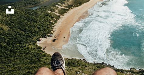 Una persona con los pies en alto mirando el océano foto – Imagen de Lagoinha do Leste - Viaduto ...
