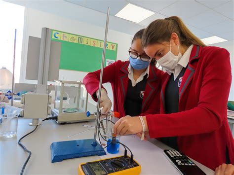 Dentro Del Laboratorio Con El Las Alumnas De Pd Alegra British And