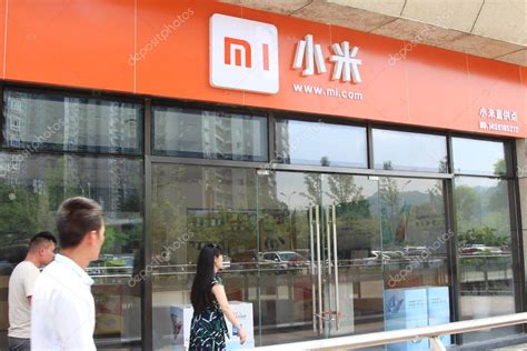 Los Peatones Pasan Por Una Tienda De Xiaomi En Chongqing China De Mayo De