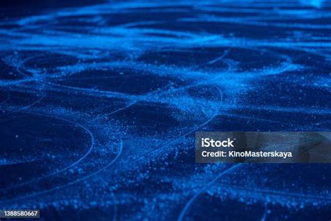 스케이트와 하키의 스크래치가있는 얼음 배경과 질감 아이스 링크 바닥 푸른 빛에 눈과 크리스탈 질감 얼음 배경의 세부 사항 빈