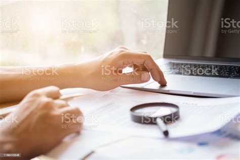 문서에 돋보기를 통해 찾고 사업가 비즈니스 평가 및 감사 재무 보고서에 돋보기 돋보기로 청구서를 확인하는 사업가의 클로즈업검색