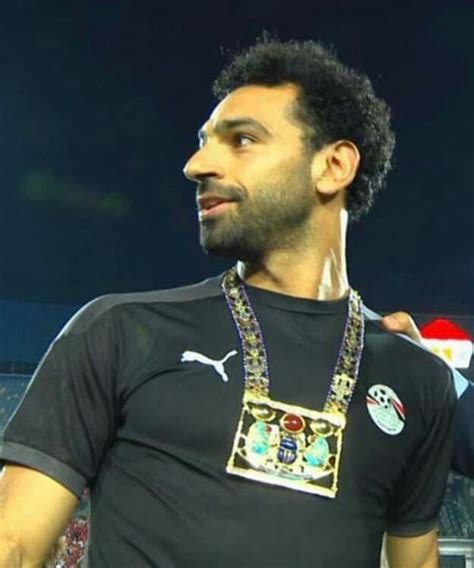 مصر تهدى نسخة مقلدة من قلادة الملك الذهبى توت عنخ آمون للاعب المصري