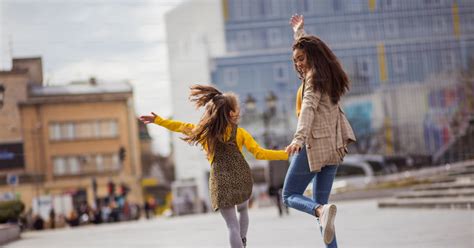 봄을 축하합니다 도시에서 딸과 함께 있는 아프리카계 미국인 어머니 사진 Unsplash의 정력적인 이미지