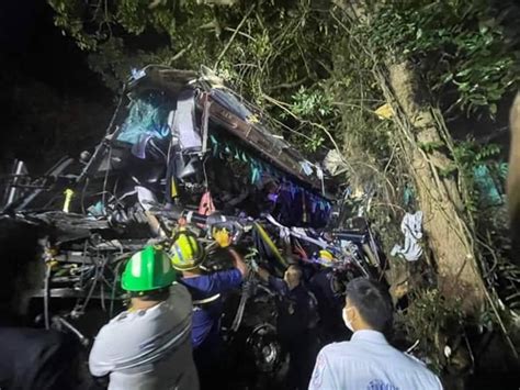 รถทัวร์กรุงเทพฯ นาทวีคนขับวูบเสียหลักชนต้นไม้ ต ห้วยยาง อ ทับสะแก เสียชีวิต 14 ราย บาดเจ็บจำนวนมาก
