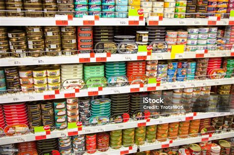 러시아 칼리닌그라드 2021년 1월 31일 슈퍼마켓 선반에 통조림 생선 슈퍼마켓에 대한 스톡 사진 및 기타 이미지 슈퍼마켓 캔 참치 해산물 Istock