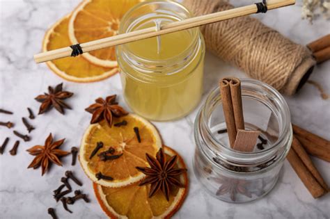 수제 양초 만들기 흰색 바탕에 심지 콩 왁스 향수가 있는 유리병 Hobbydecor 요소입니다 텍스트를 위한 위치입니다 복사할 장소 Diy에 대한 스톡 사진 및 기타 이미지