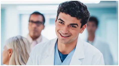 Giacomo Giorgio Indossa Il Camice Bianco E Debutta In Doc 3