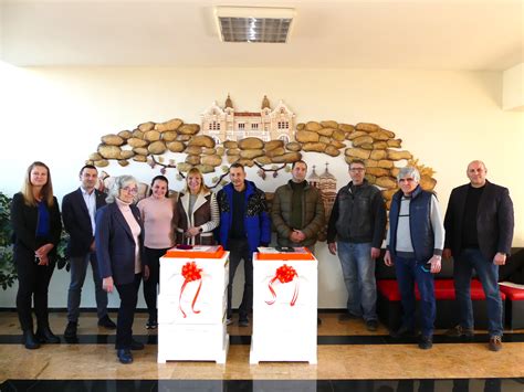 Кметът на Община Нова Загора Галя Захариева отличи най добрите пчелари Община Нова Загора