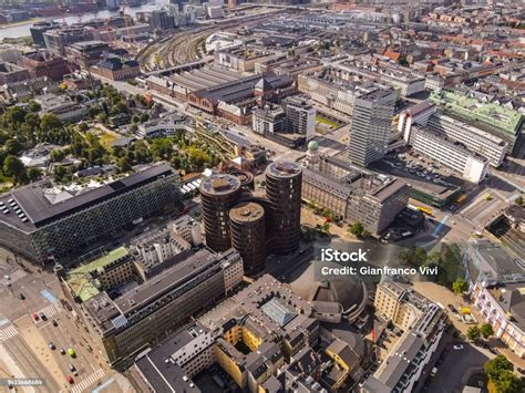 덴마크의 수도 인 코펜하겐시의 아름다운 조감도 인상적인 역사적인 건축물과 고층 빌딩입니다 무인 항공기에 대한 스톡 사진 및 기타