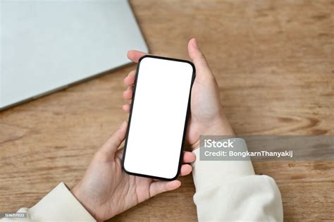 나무 테이블 위에 스마트폰 흰색 화면 모형을 들고 있는 여성의 모습 모형에 대한 스톡 사진 및 기타 이미지 모형 여자 전화 Istock