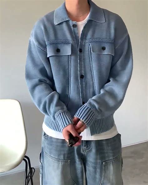 남자 코디 데님 특유 빈티지한 스톤워싱으로 유니크한 컬러감을 보여주는 니트 가디건 가을코디 니트 가디건 카디건 가을가디건 가디건추천 가디건코디 남자쇼핑몰