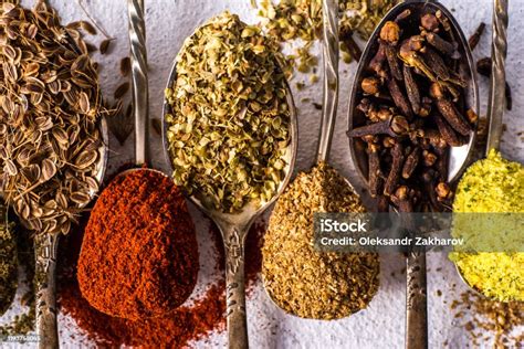 다양한 향신료 지상 심황 고추 생강 계피 허브 조미료 소금 파프리카 캐러웨이 씨앗 테이블에 위에서 볼 수 있습니다 향기로운 인도 향신료 0명에 대한 스톡 사진 및 기타
