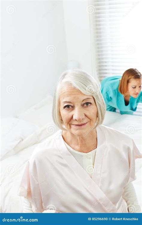 Hogere Vrouw Met Schoonmaakster Thuis Stock Foto Image Of Bijgewoond