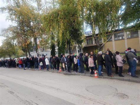 ФОТО ВИДЕО Километарска колона за лична карта и пасош