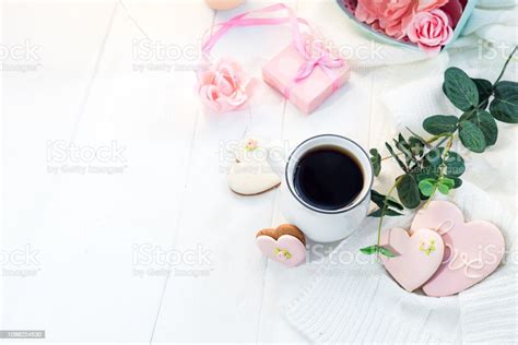 침대 복사 공간에에서 나무 쟁반에 체재에 뜨개질을 한 스카프와 함께 커피 한잔 좋은 아침 아침 식사 가을에 대한 스톡 사진 및 기타 이미지 Istock