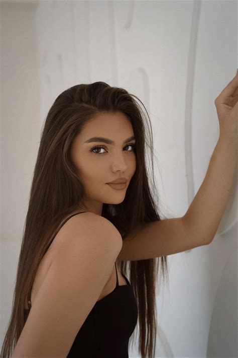 Пин от пользователя Hilleriin Sumberg на доске Pic Модели брюнетки Брюнетки Брюнетка девушка