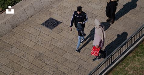 검은 티셔츠와 파란색 데님 청바지를 입은 남자가 회색 콘크리트 벤치에 앉아 있다 사진 Unsplash의 무료 다양성 이미지